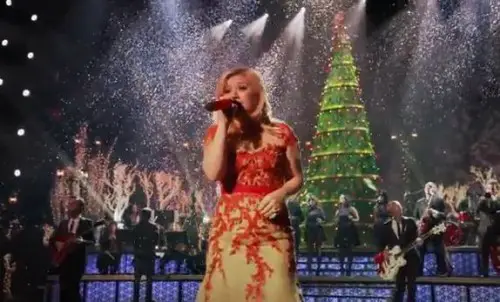 VIDEO PREMIERE: Kelly Clarkson's "Underneath The Tree"!