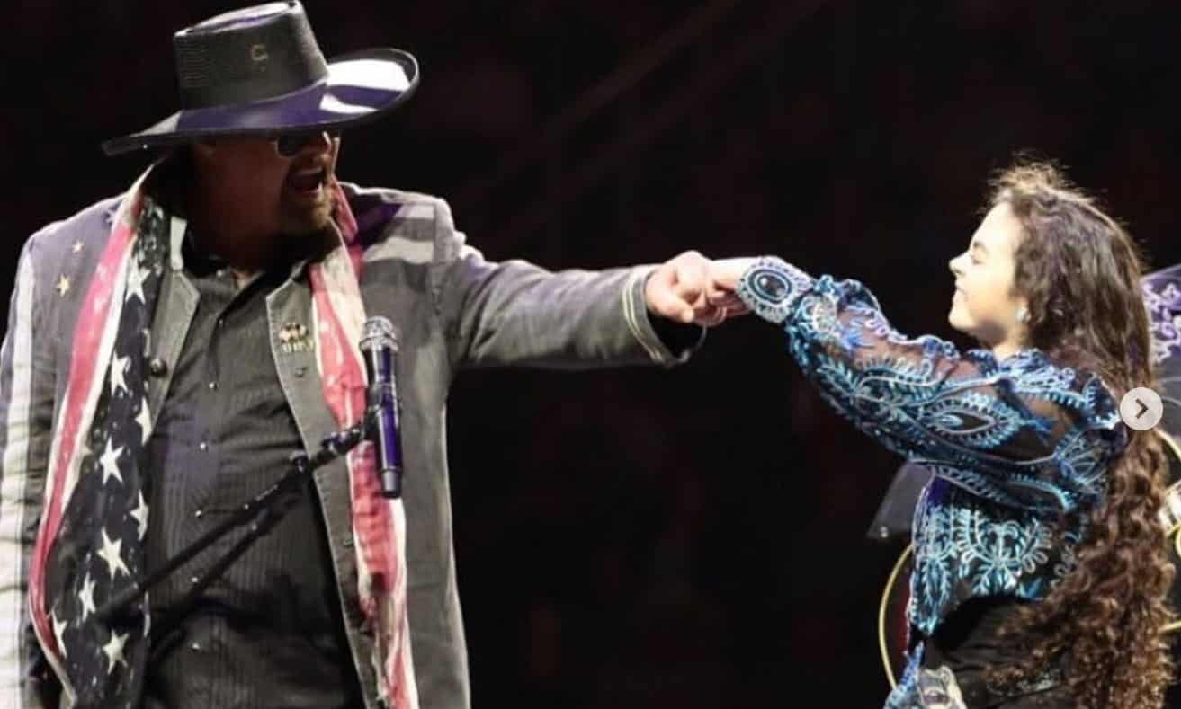 How Kelly Clarkson Crafts Her Covers, Masked Singer's Ladybug Speaks