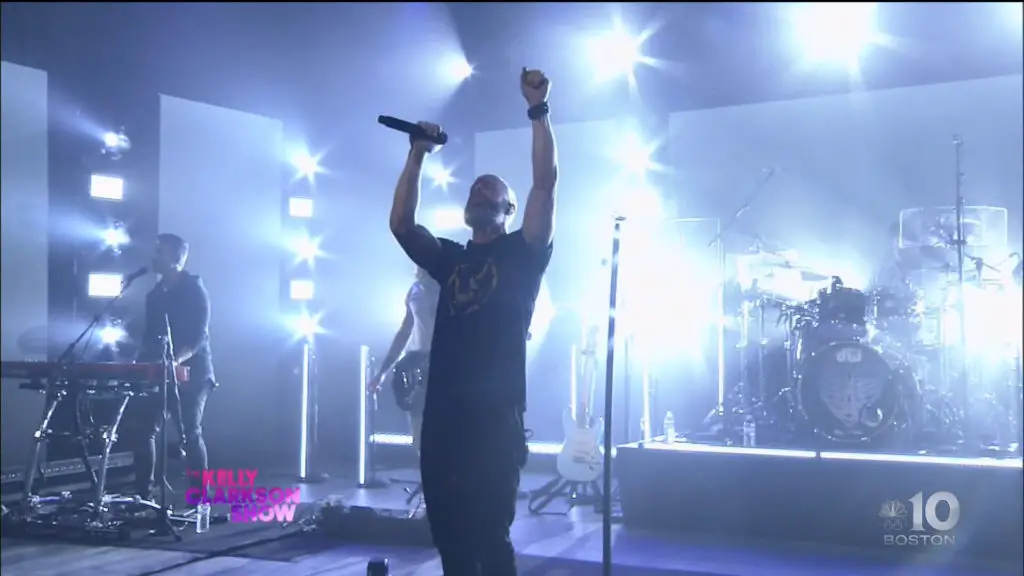 Chris Daughtry Visits Kelly Clarkson Sings 'Heavy is the Crown' (Video)