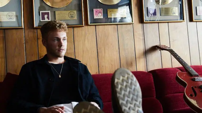 Hunter Metts Drops Romantic American Idol Single "20,000 Kisses" (Audio)