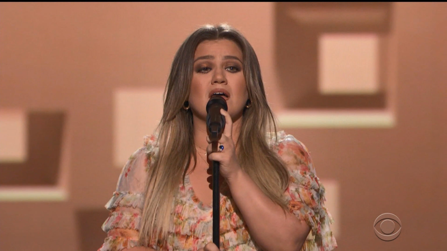 Kelly Clarkson Brings Garth Brooks to Tears with "The Dance" (Full Video)