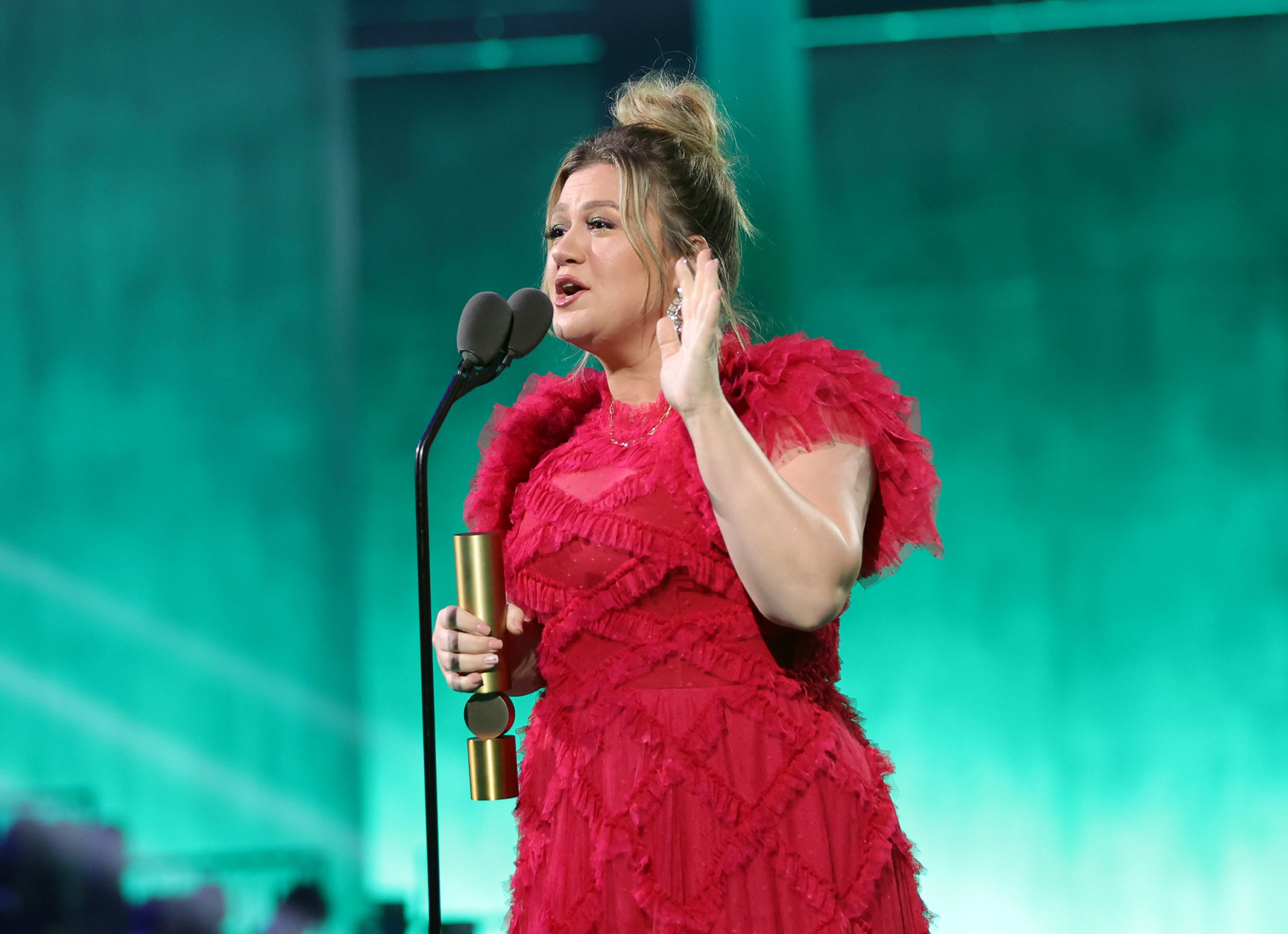 Kelly Clarkson Dishes on Upcoming Album "I Needed a Minute!"