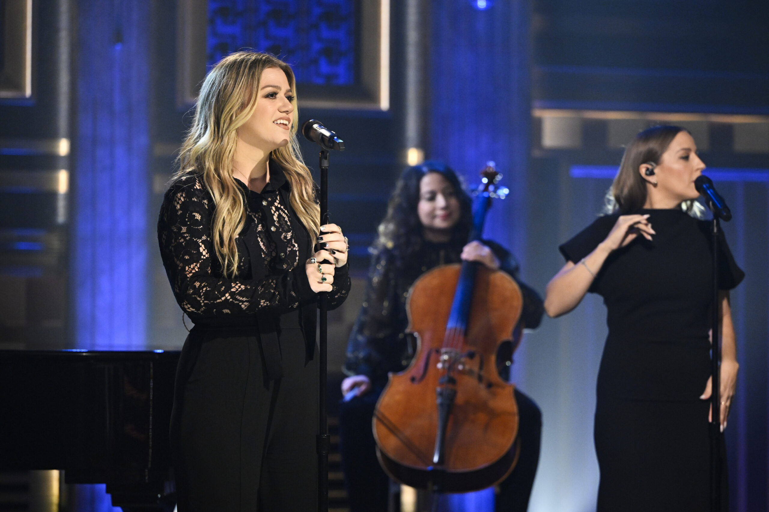 Kelly Clarkson Sings Emotional 'lighthouse,' Gets Candid About Divorce