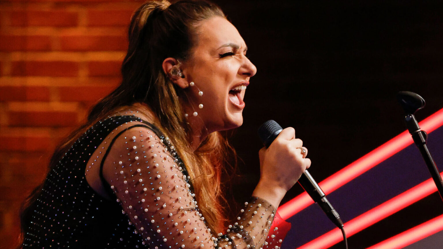 The Voice 24 Playoffs: Jacquie Roar Shines on Classic 'The Chain'