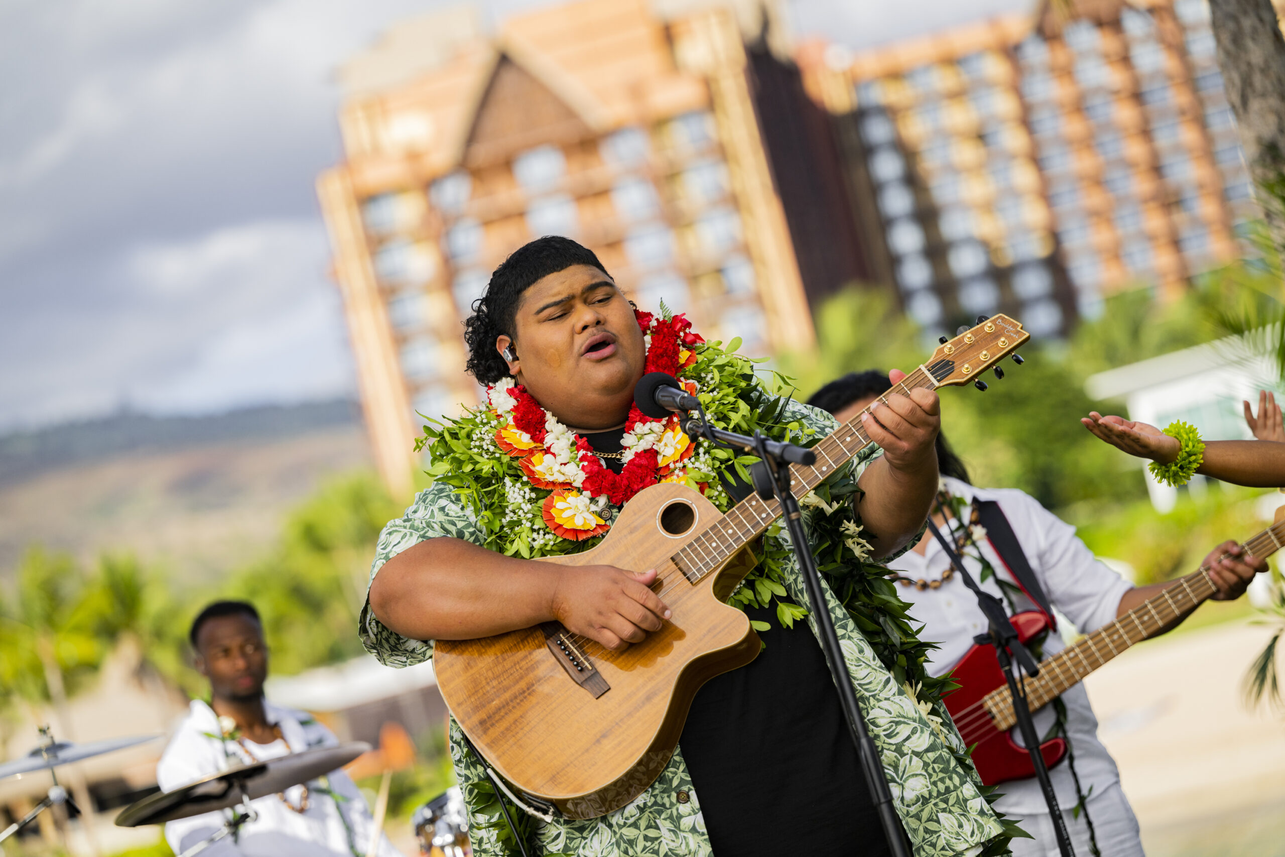 American Idol winner Iam Tongi Sings 'Mele Kalikimaka' in Hawaii