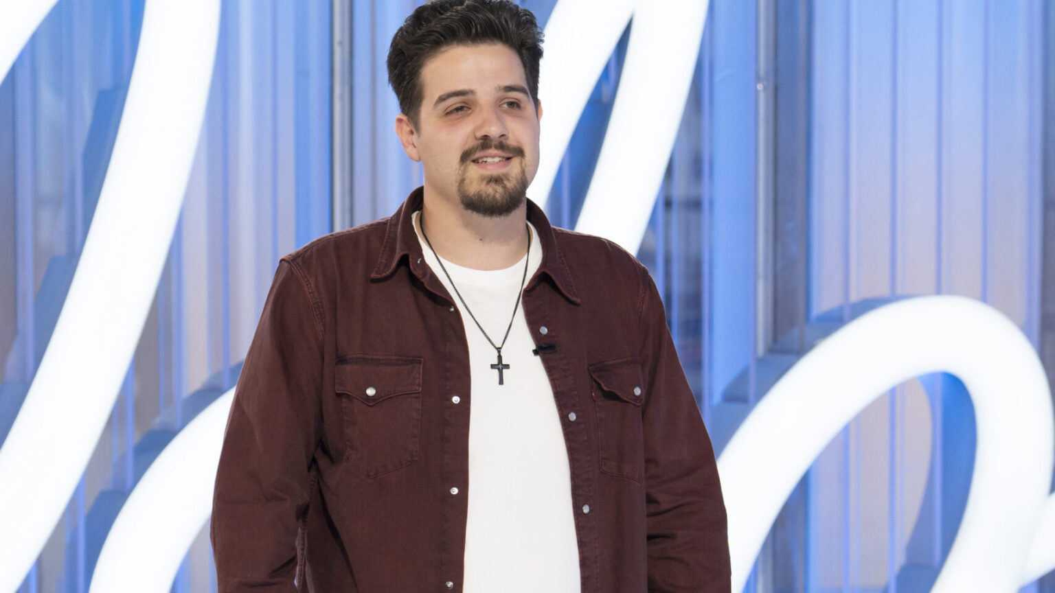 American Idol: Singing Barber Noah Peters Gives Colin Stough a Trim!