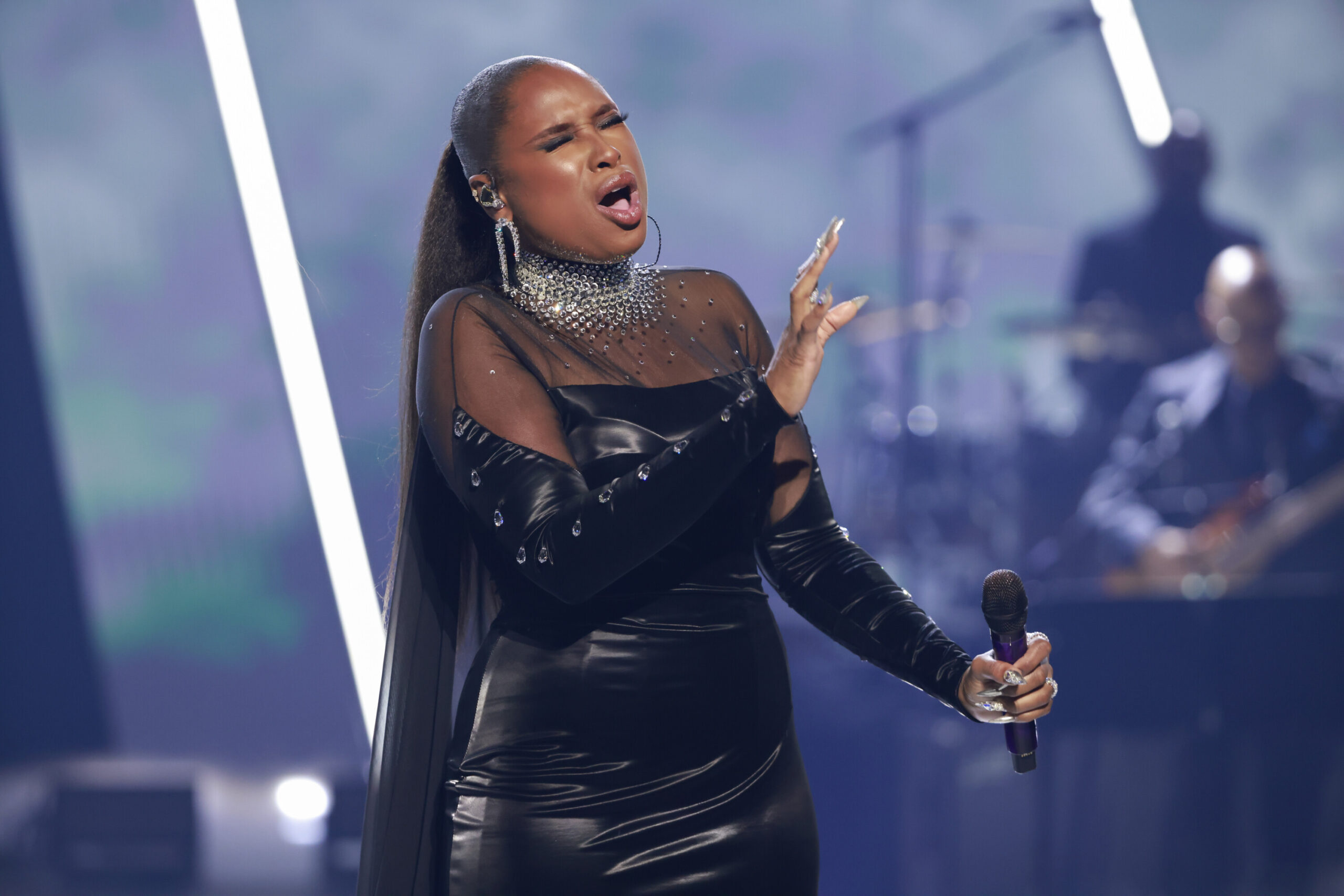 Jennifer Hudson Pays Tribute to Whitney Houston AMA 50th Anniversary ...